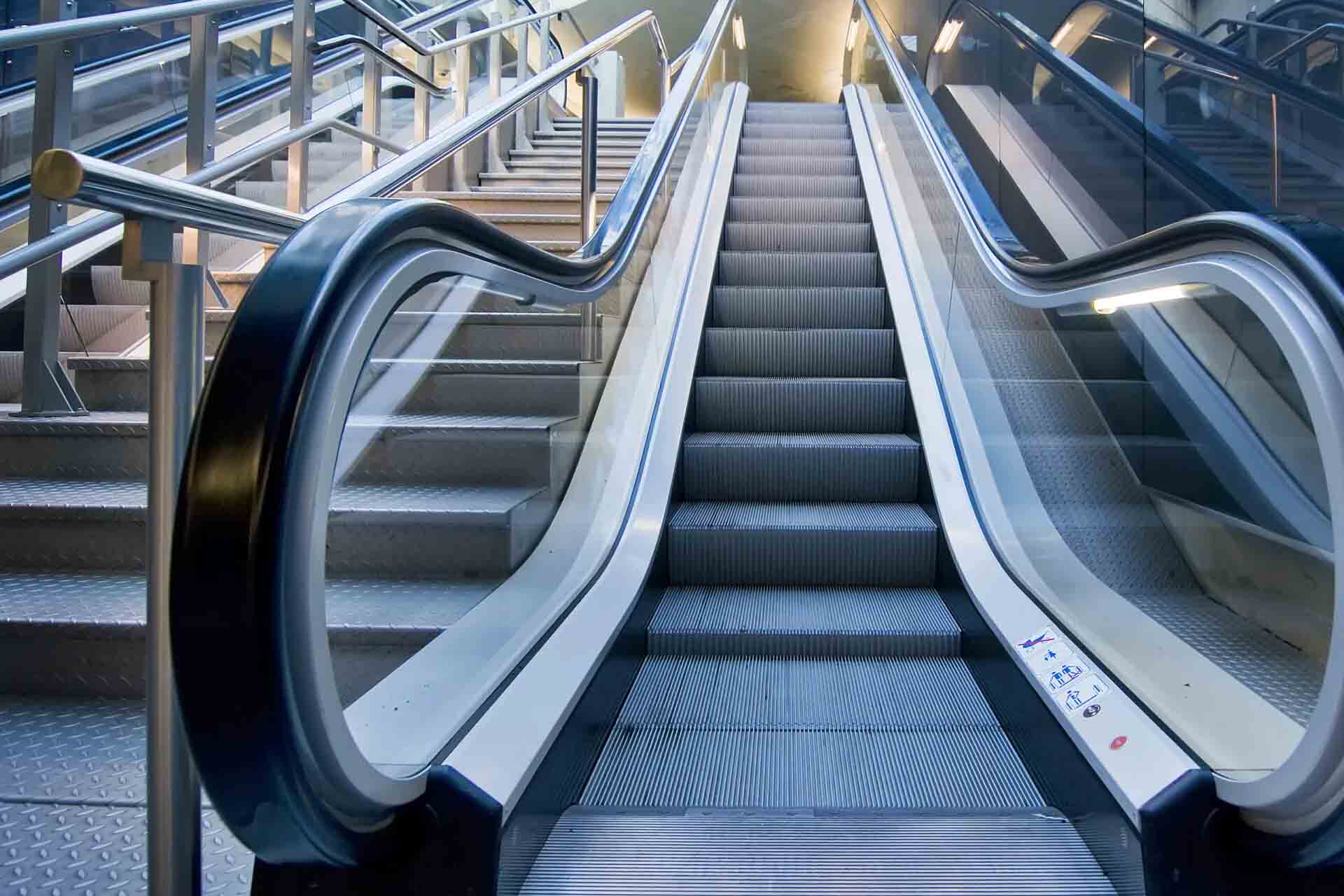 شناخت انواع پله برقی و انتخاب بهترین گزینه برای فضای شما - آسانسور 24